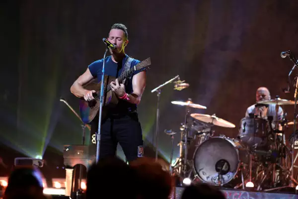 Chris Martin enciende las alarmas, posponen gira de Coldplay por su salud