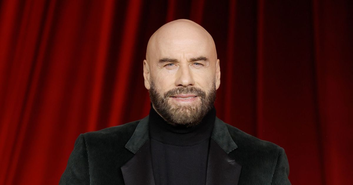 John Travolta aparece vestido como Danny Zuko