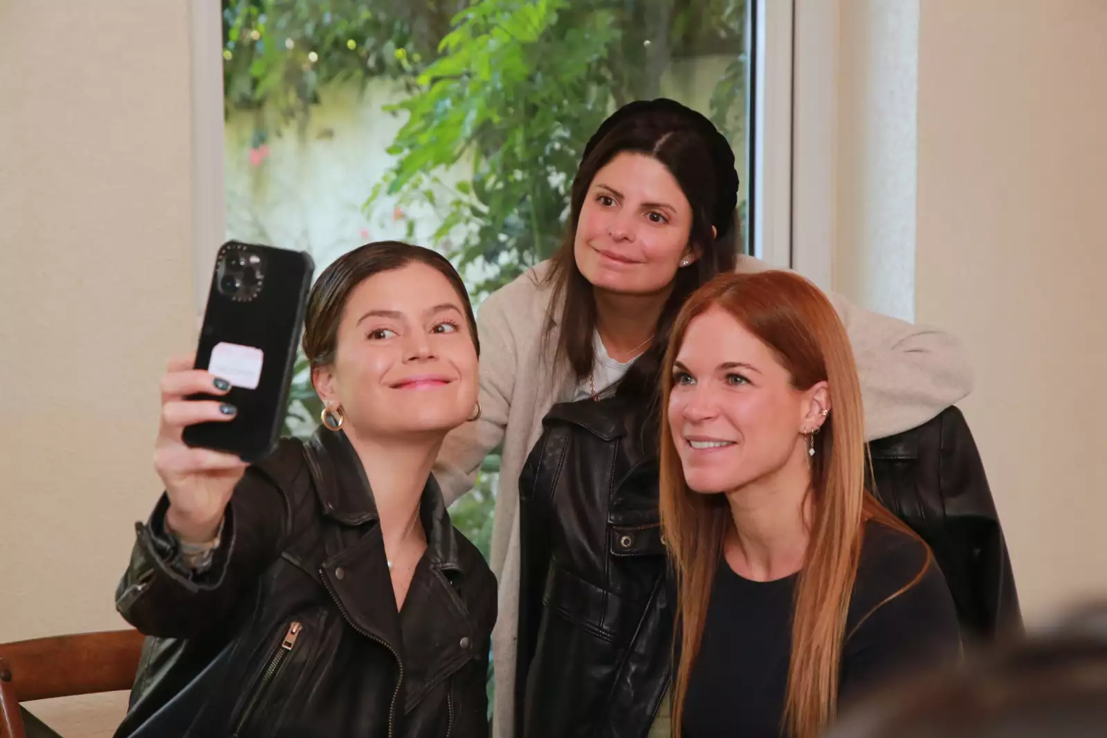 Lorena Saravia e Hidelisa Beltrán en un desayuno con Augustinus Bader