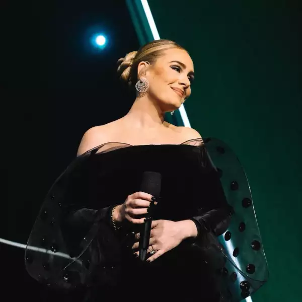 Adele se convierte en la reina de los vestidos negros. Te contamos porque