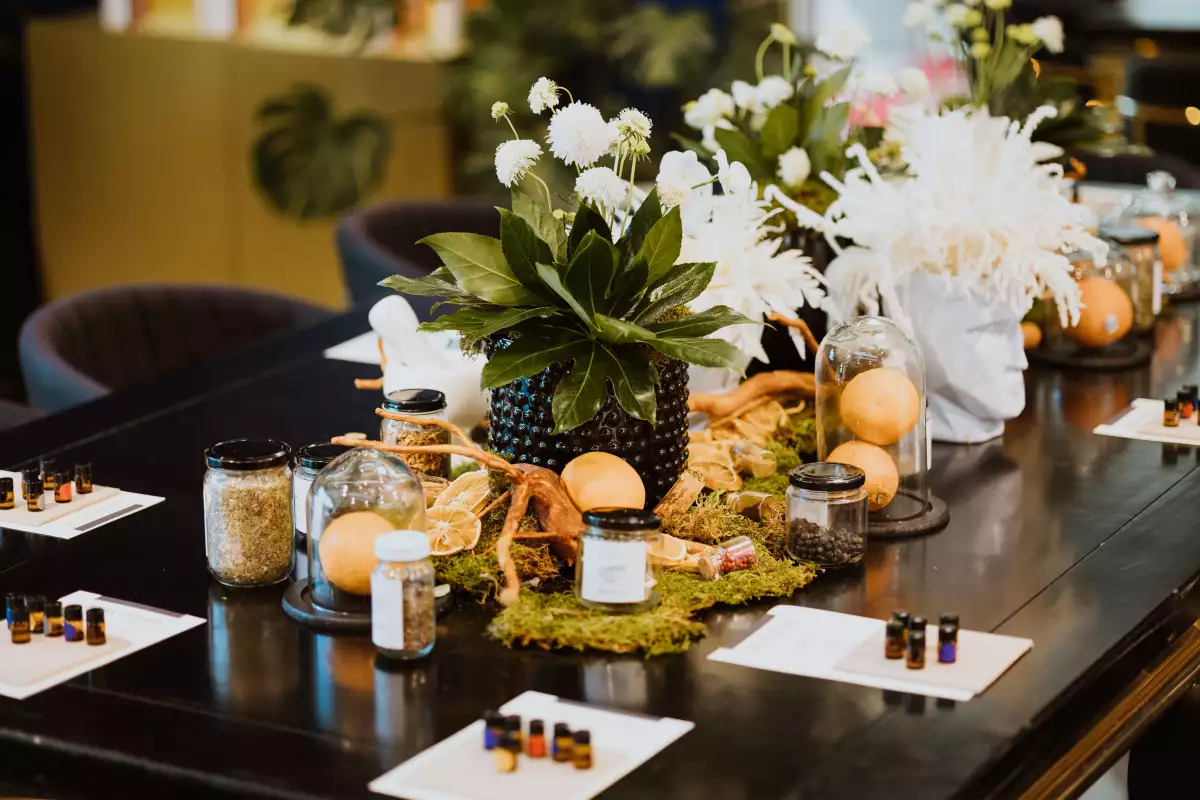 Roberto Rentería en una cata olfativa en Tijuana