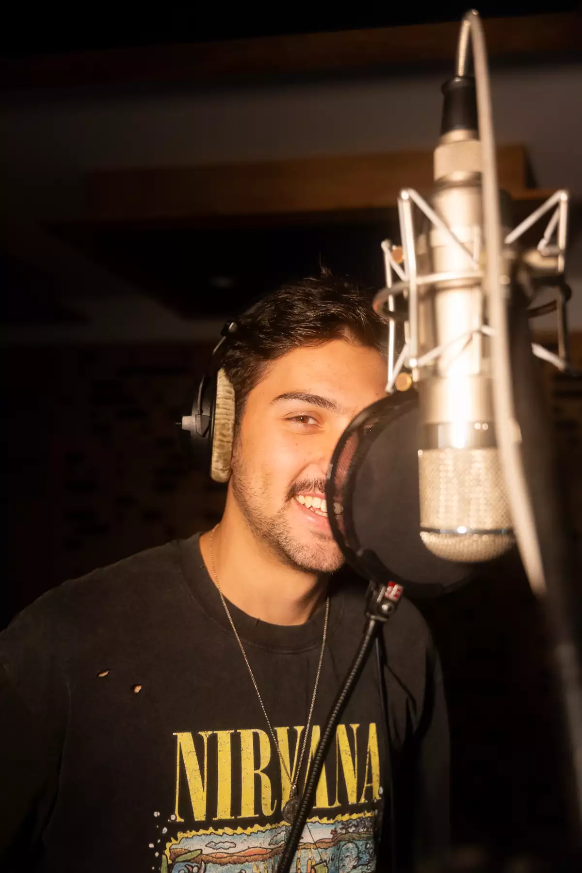 Tony Mils saca su lado romántico y nos cuenta los detalles de "Dinosaurios"