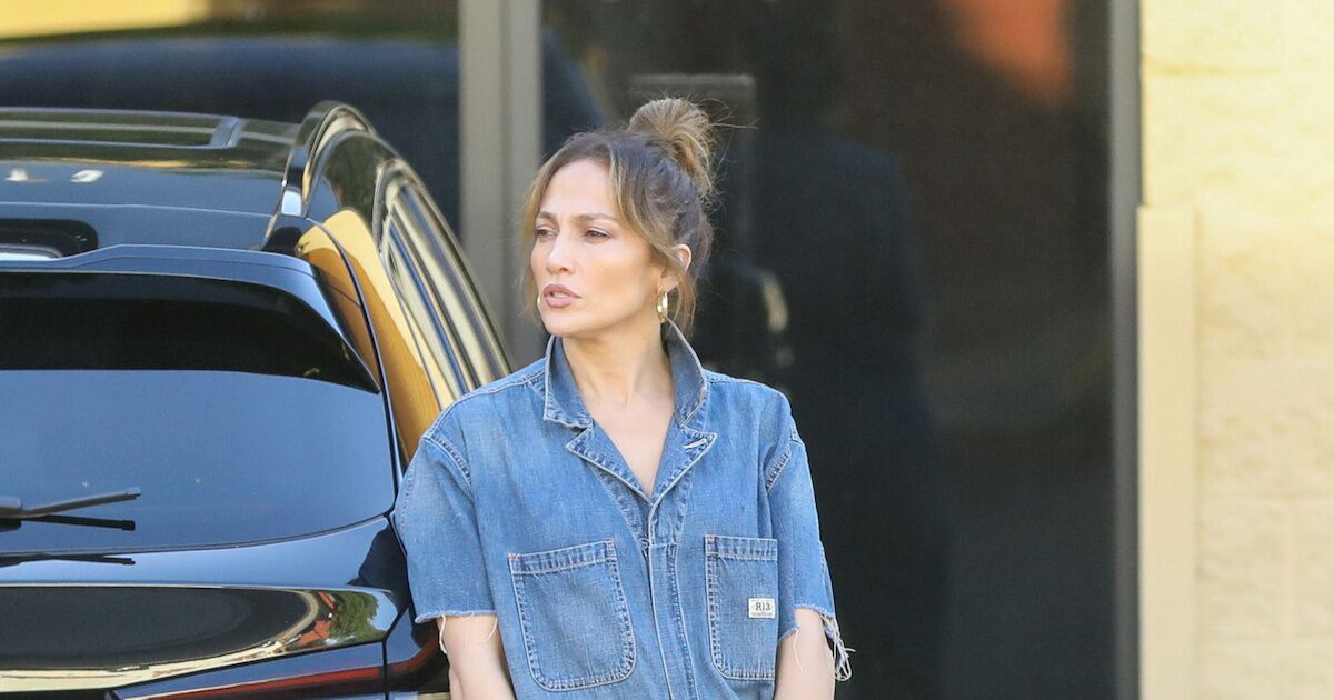 Jennifer Lopez nos enseña cómo llevar overol de mezclilla oversize y verse cool