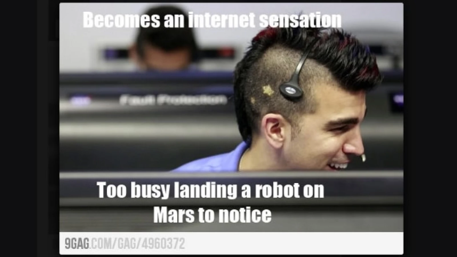 El tipo del mohawk en la sala de control de la NASA