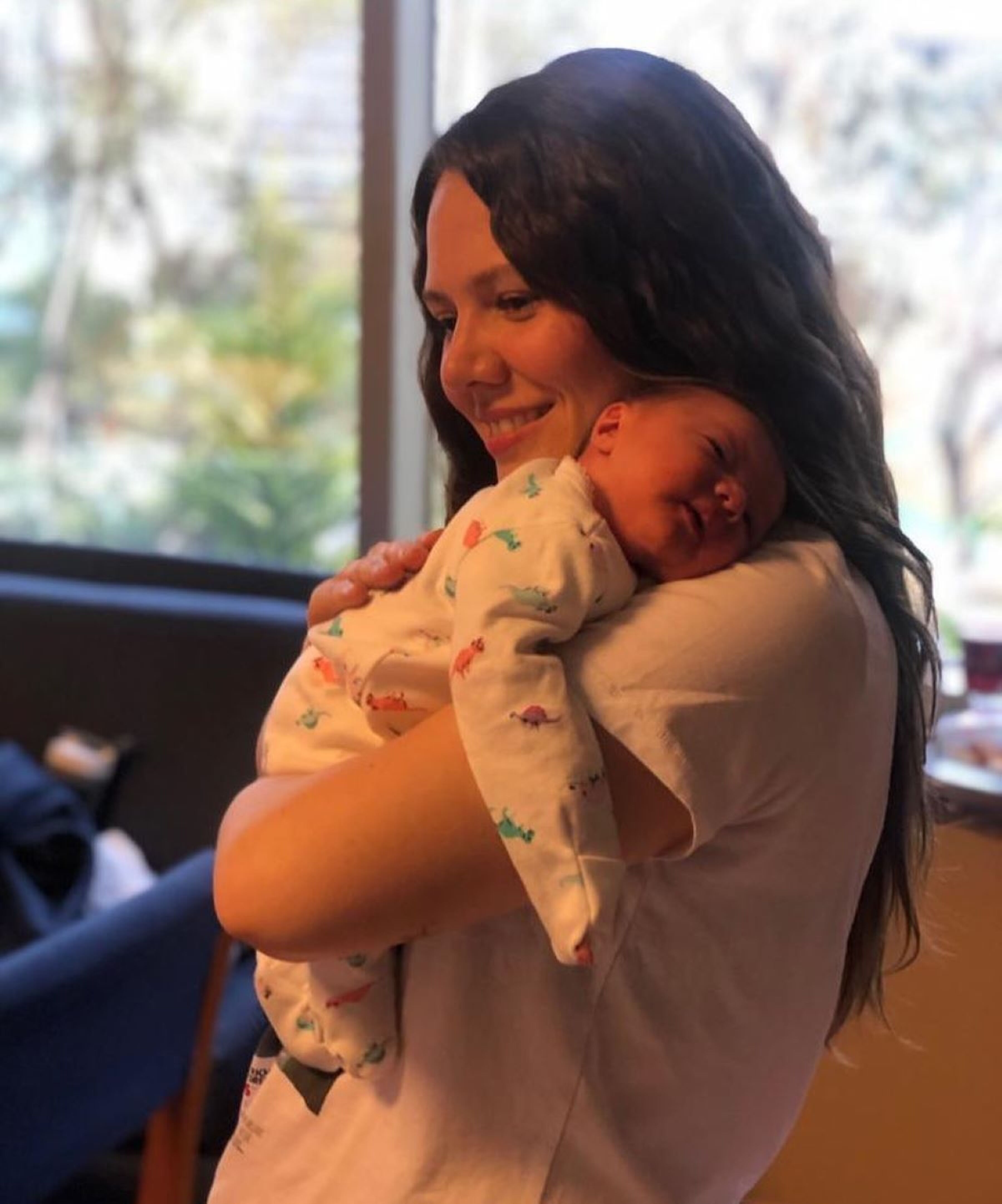 Por primera vez, Joy Huerta se deja ver con su esposa y su hija