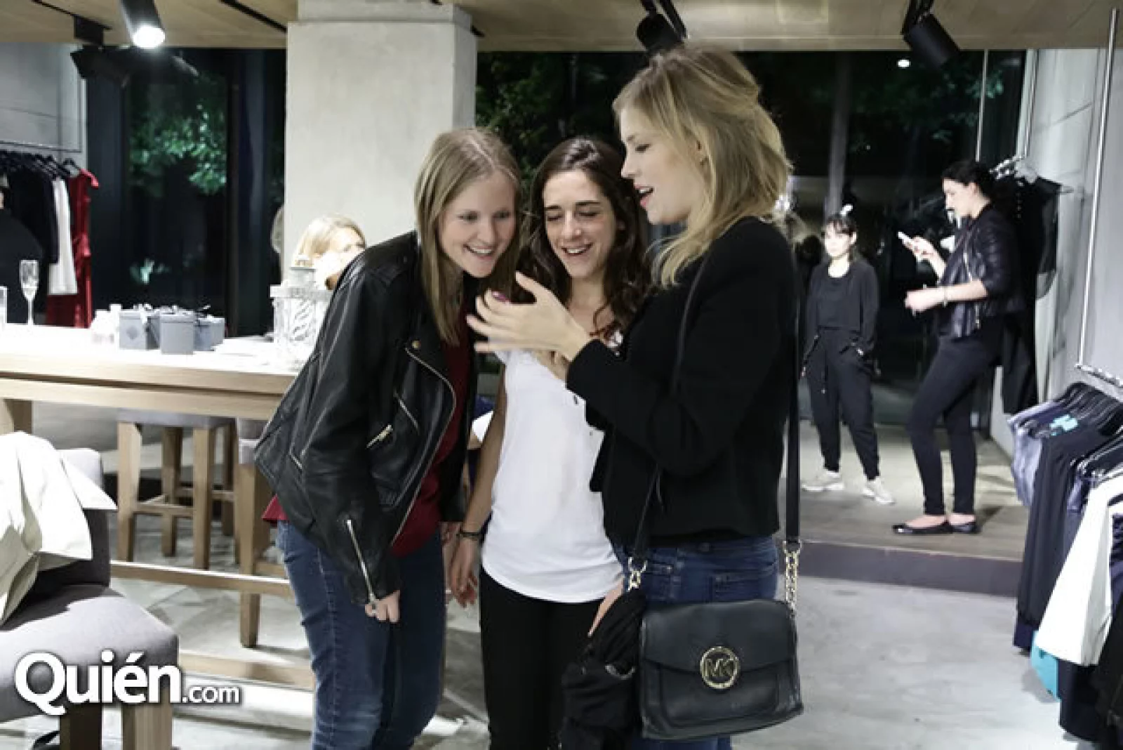 Presentan nueva colección de Lorena Saravia