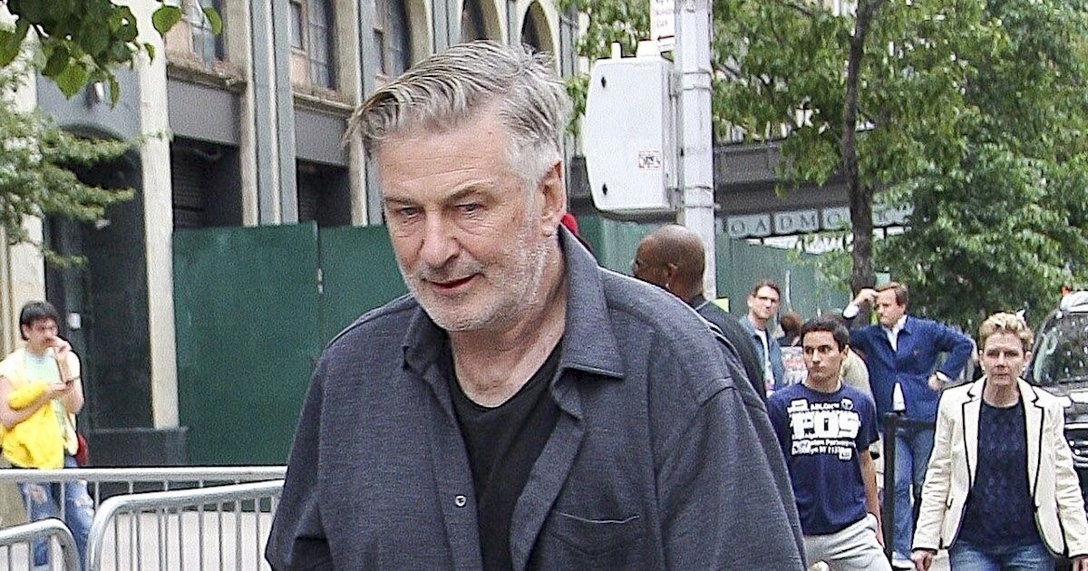 Alec Baldwin reaparece usando bastón por cirugía de reemplazo de cadera