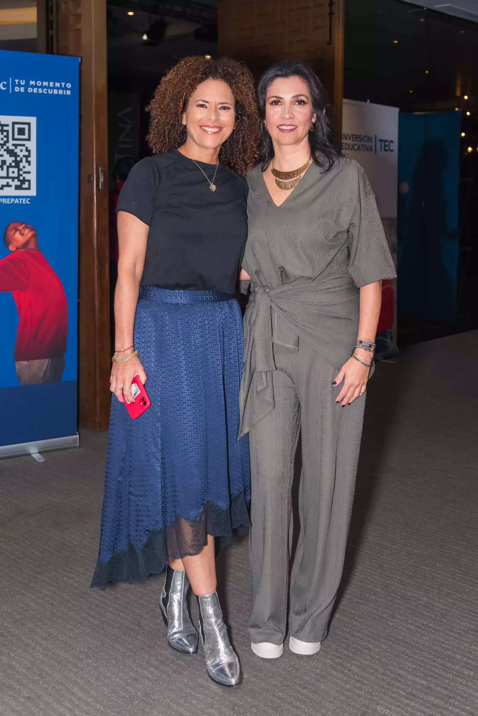 Claudia Ruiz Massieu y Valentina Ortiz Monasterio en el foto Moders