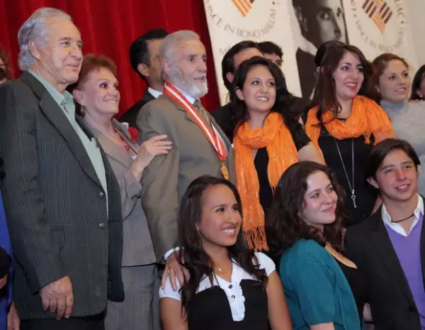 Distinguen a Julio Alemán por trayectoria