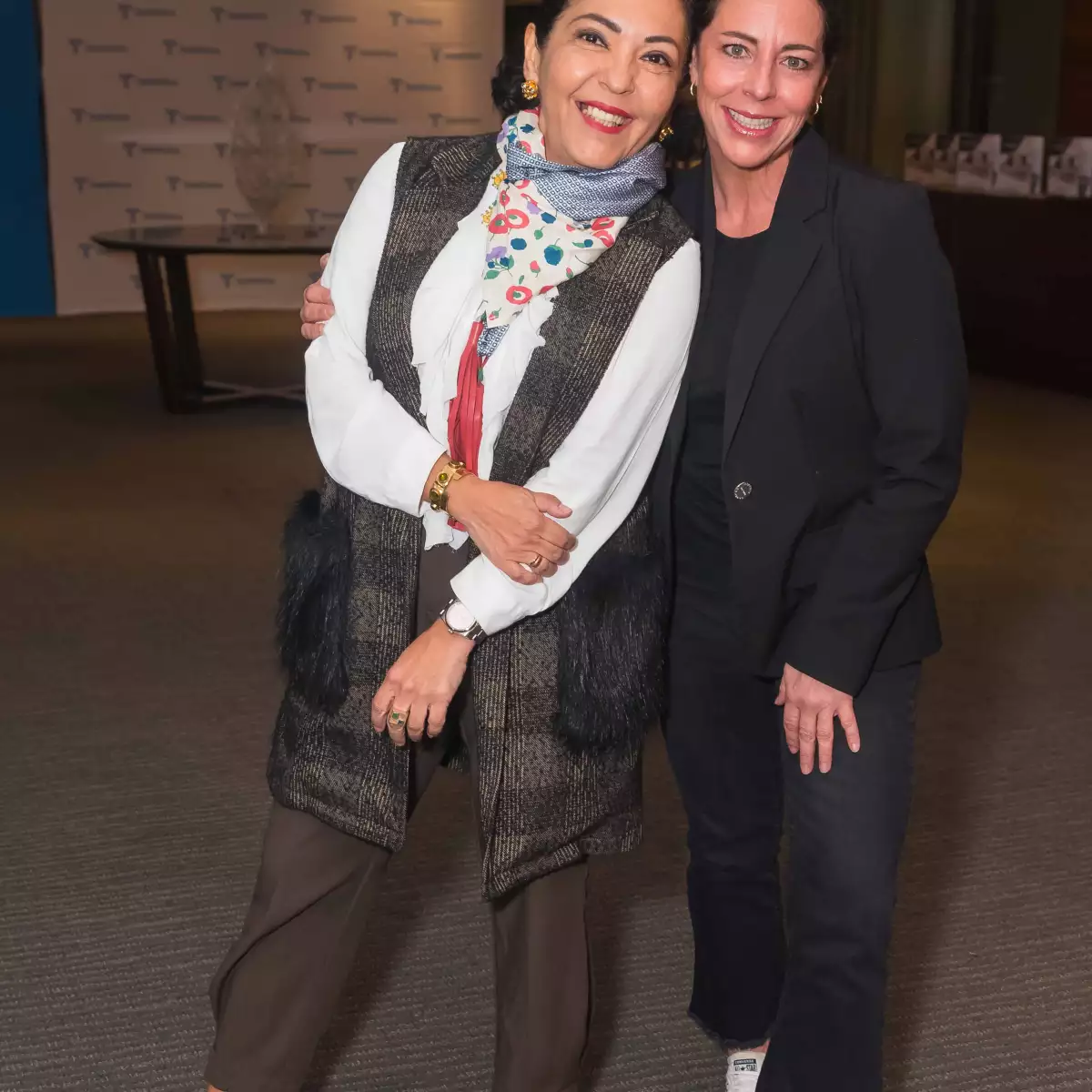 Claudia Ruiz Massieu y Valentina Ortiz Monasterio en el foto Moders