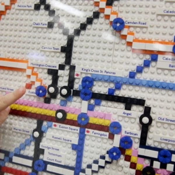 El Metro de Londres celebra su aniversario 150 con mapas de Lego