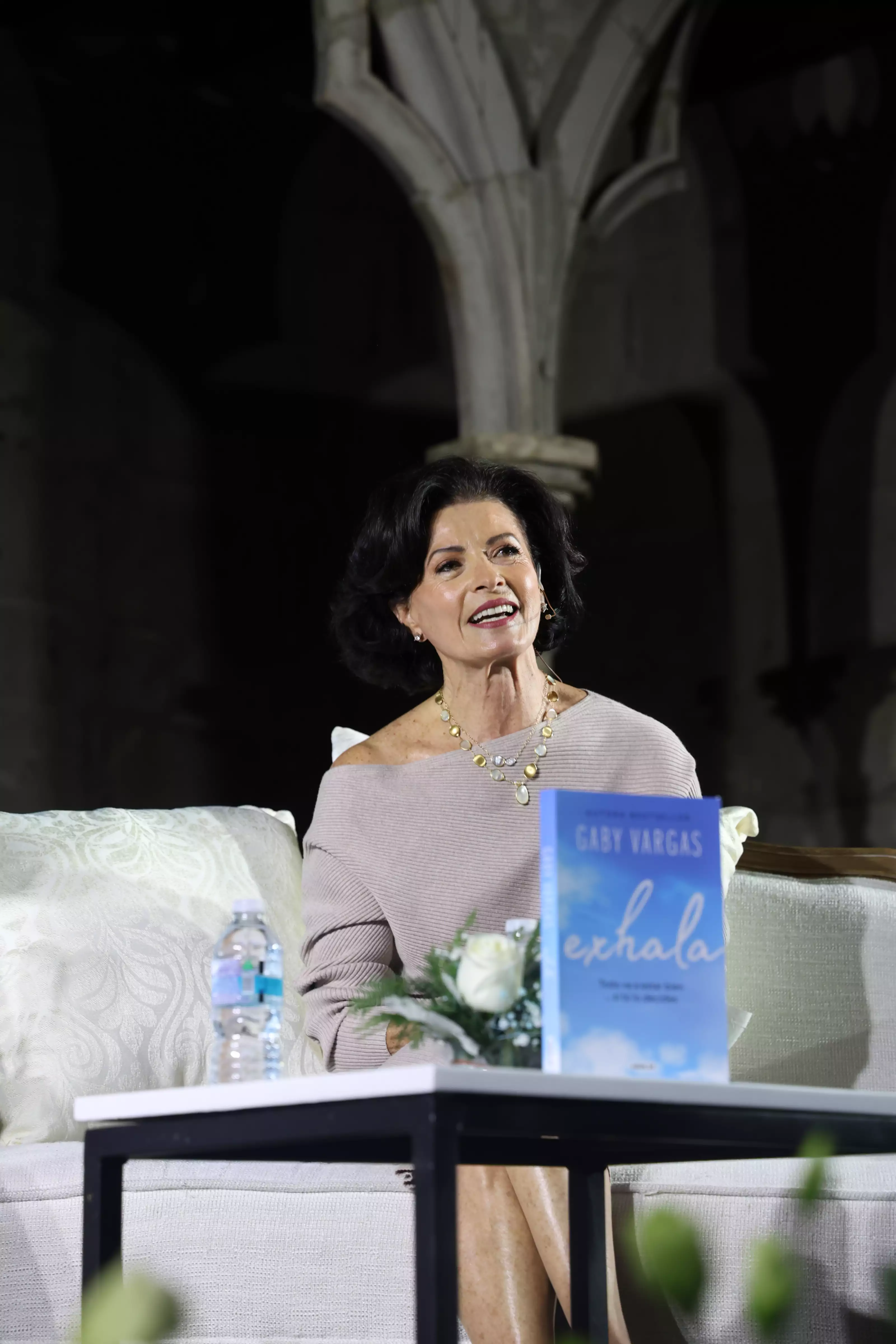 Gaby Vargas presenta su libro "Exhala" acompañada por grandes amigos