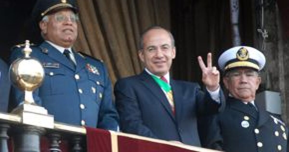 Calderón en desfile militar