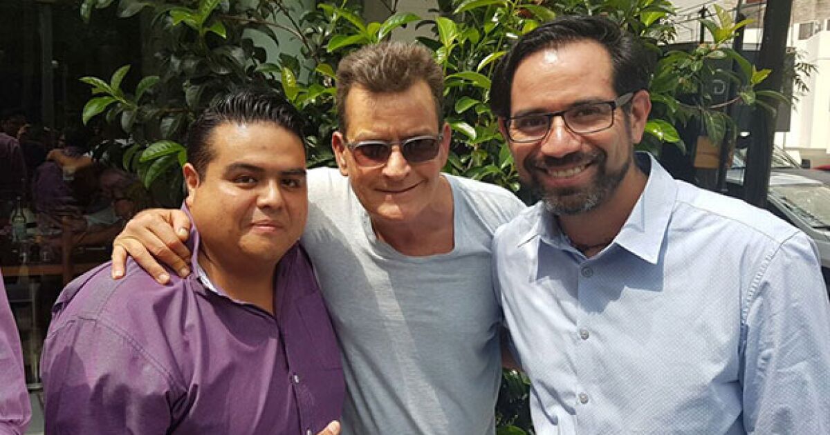 Charlie Sheen pasea y se fotografía con fans en Polanco