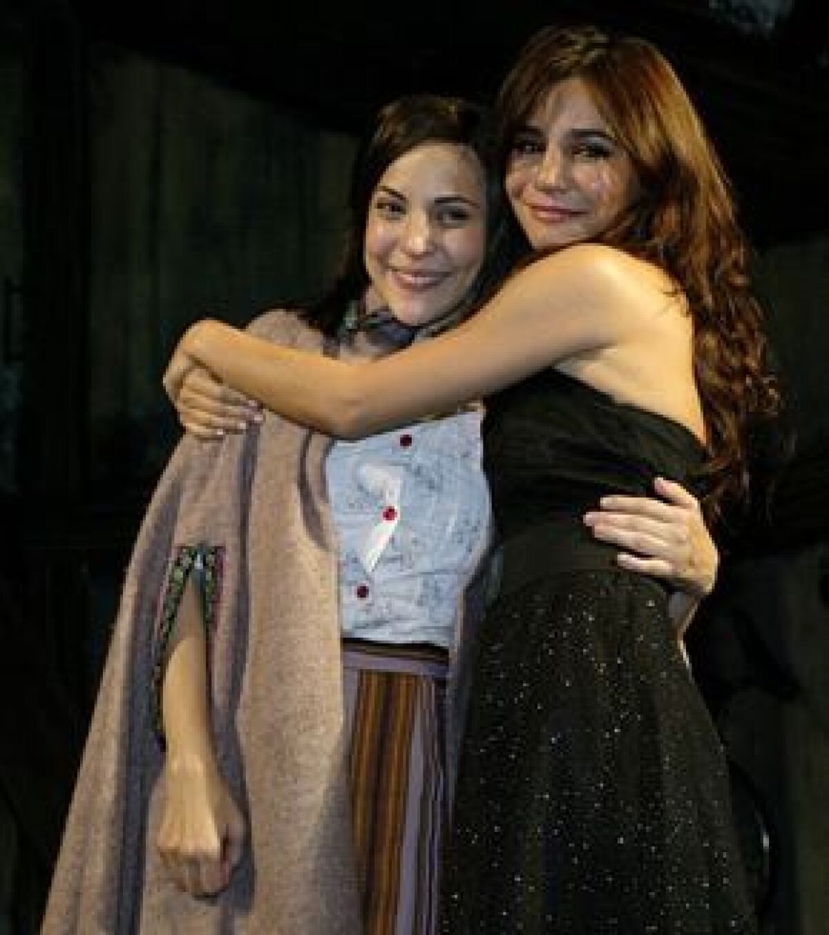 Martha Higareda muy orgullosa de su hermana