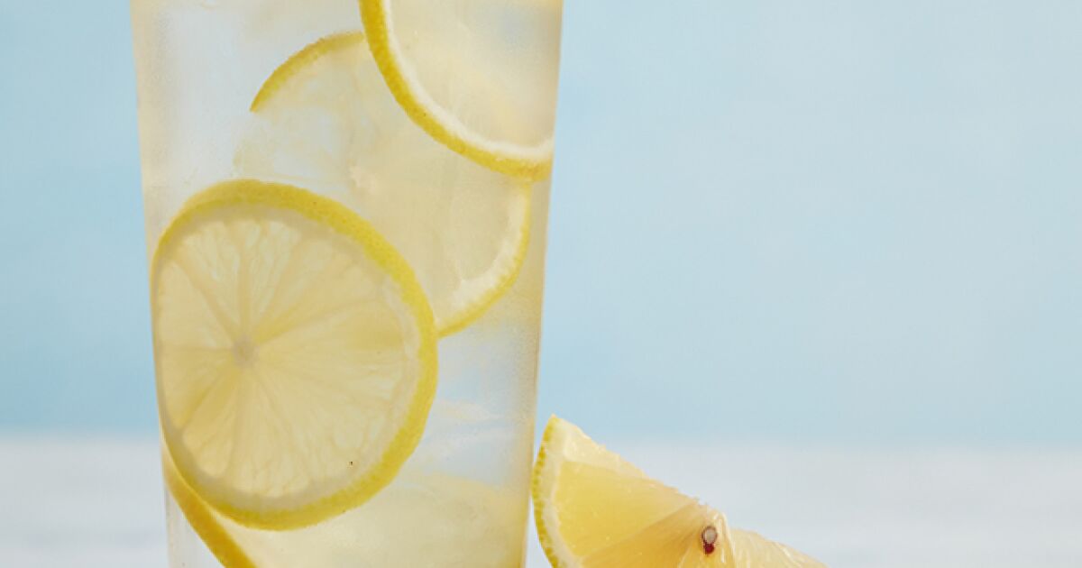 Tomar agua con limón tiene más beneficios de los que crees