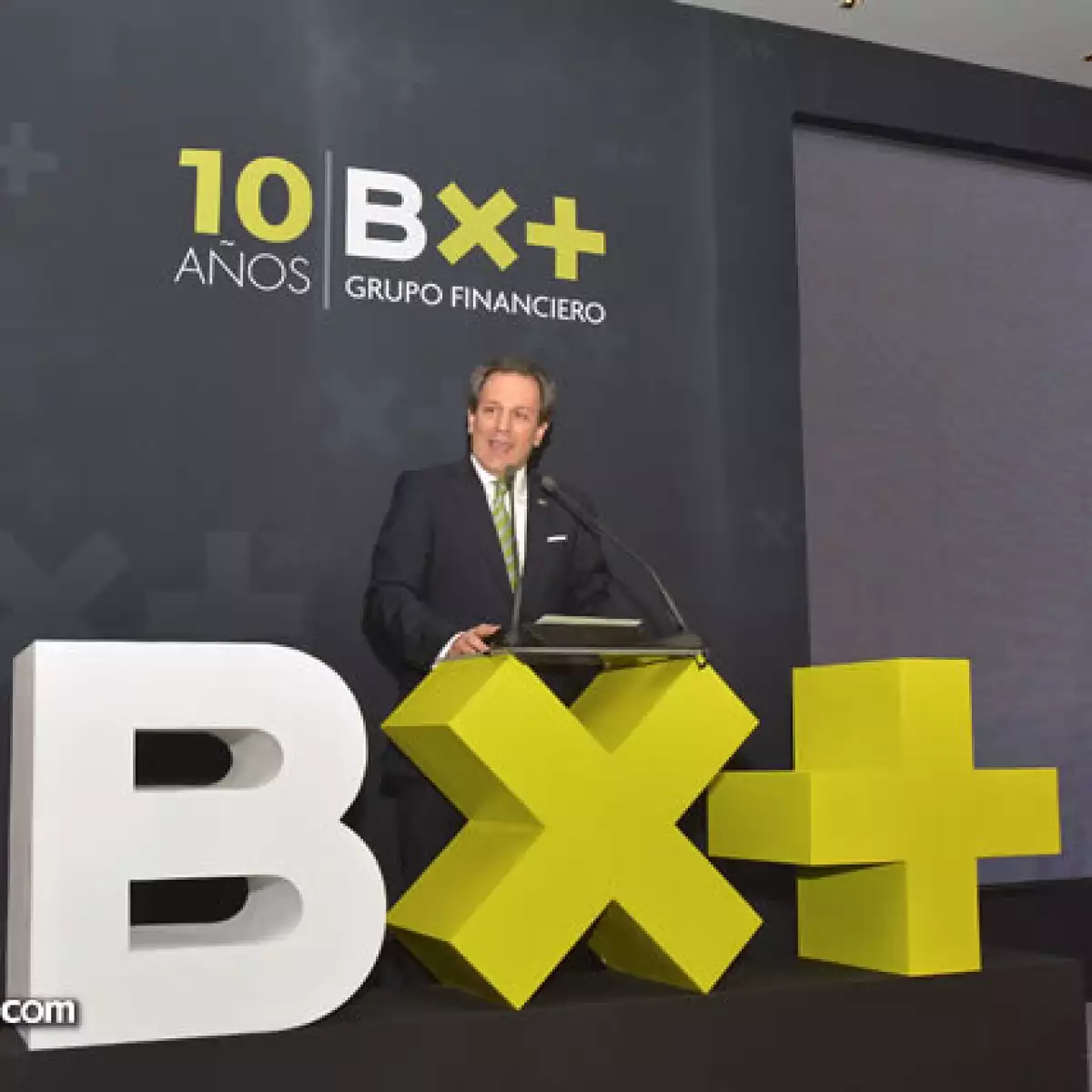 Celebran aniversario del banco BX+