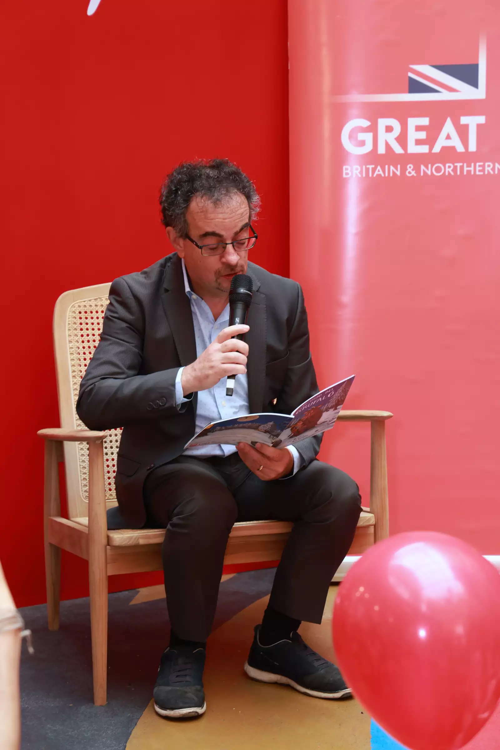 El embajador, Jon Benjamin, protagonizó una tarde con cuentos infantiles