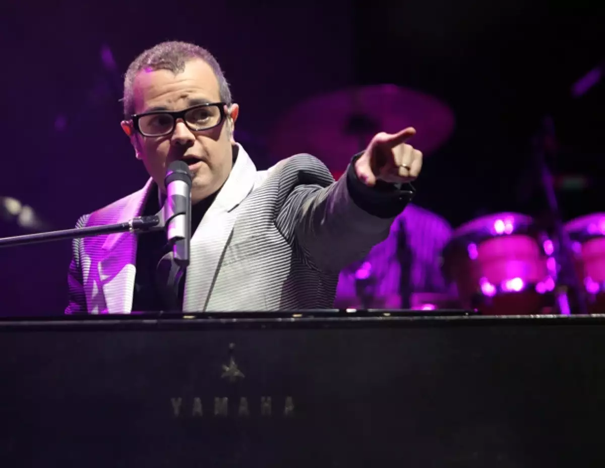 Enorgullece a Syntek compartir escenario con Elton