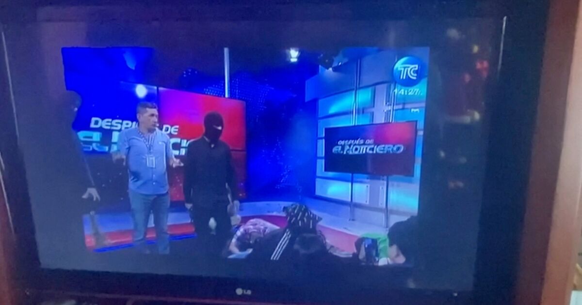 El canal TC televisión de Ecuador es tomado por hombres encapuchados