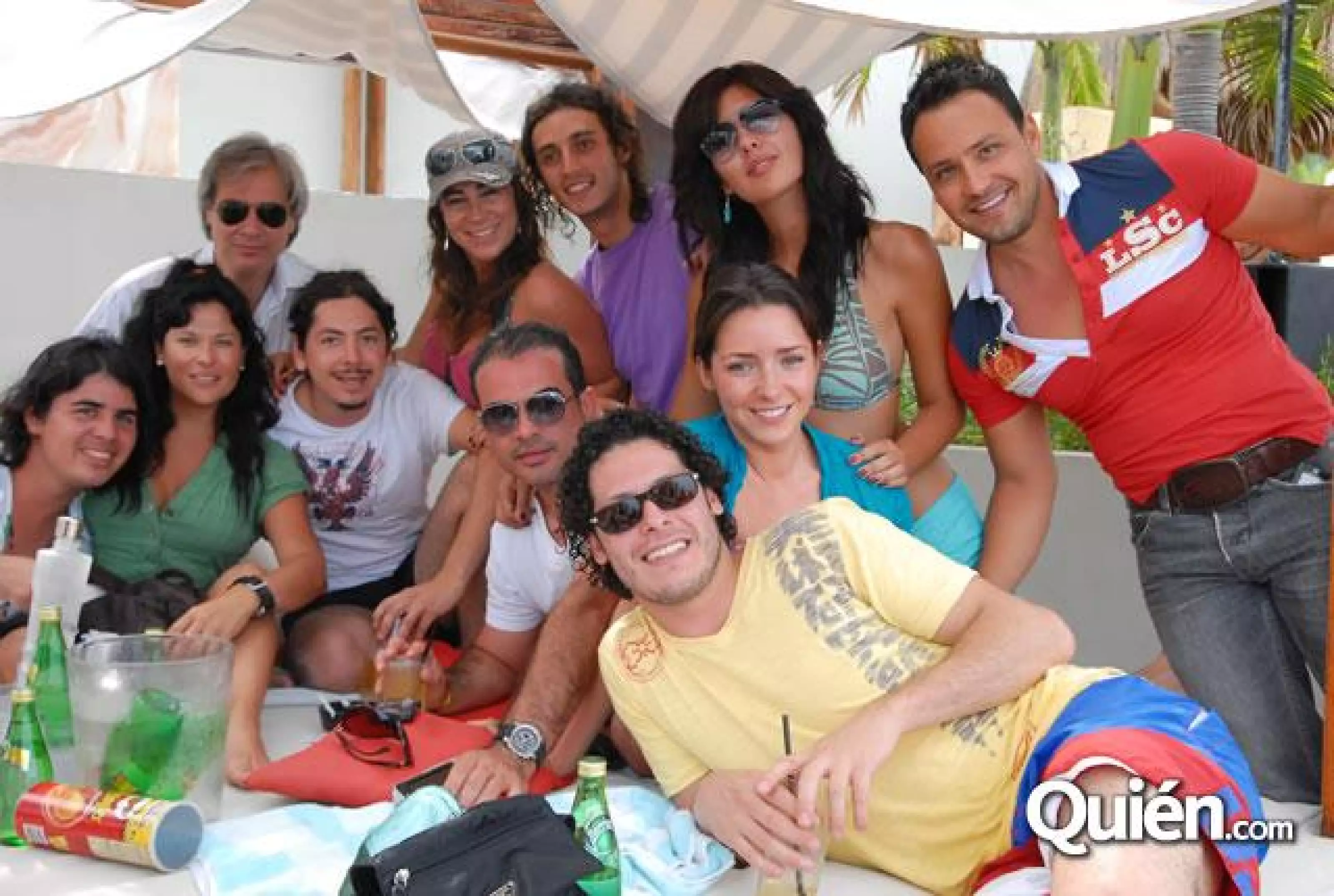 Pepe Sacal se divierte en pool party en Cancún