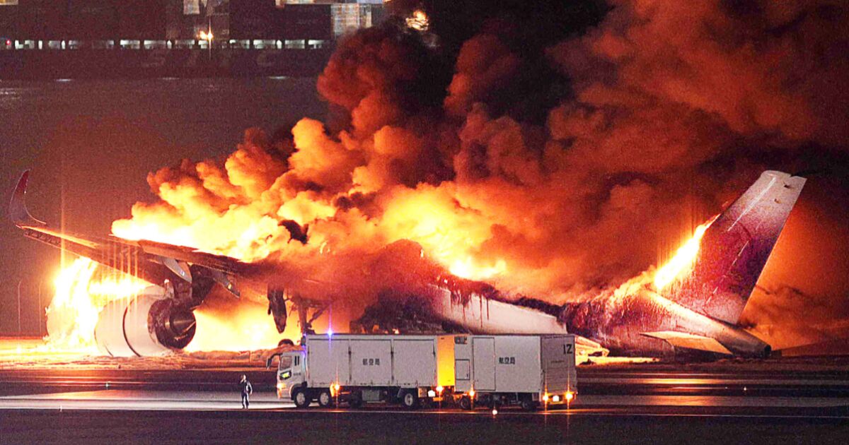 Un avión se incendia en el aeropuerto de Haneda en Tokio, Japón