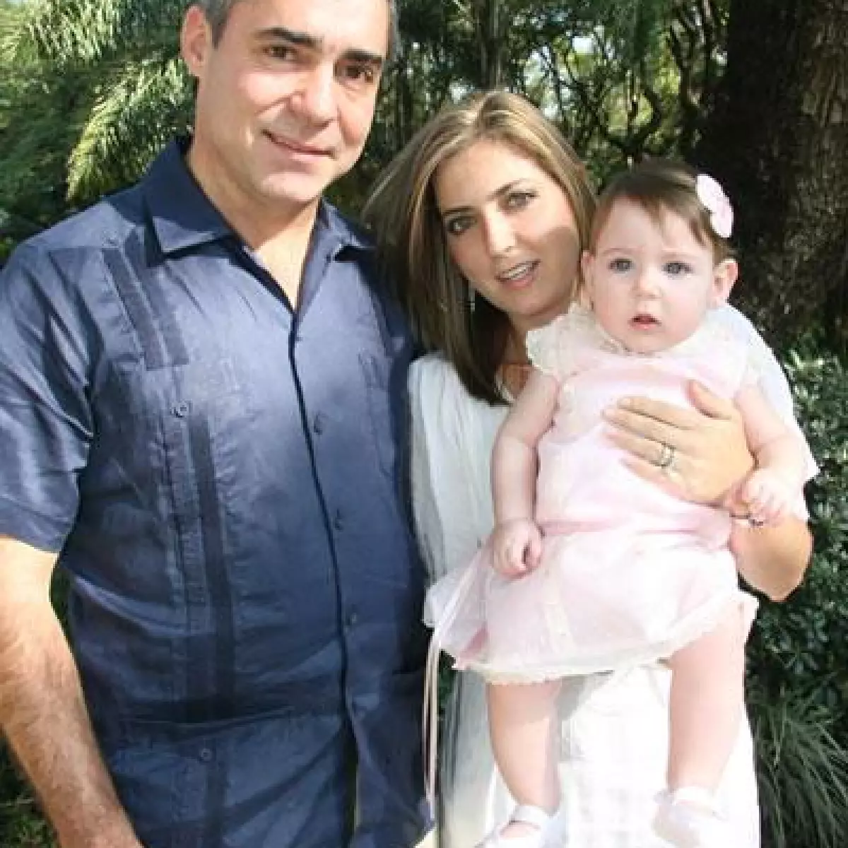 Ricardo y Alina Estrada bautizan a su hijo