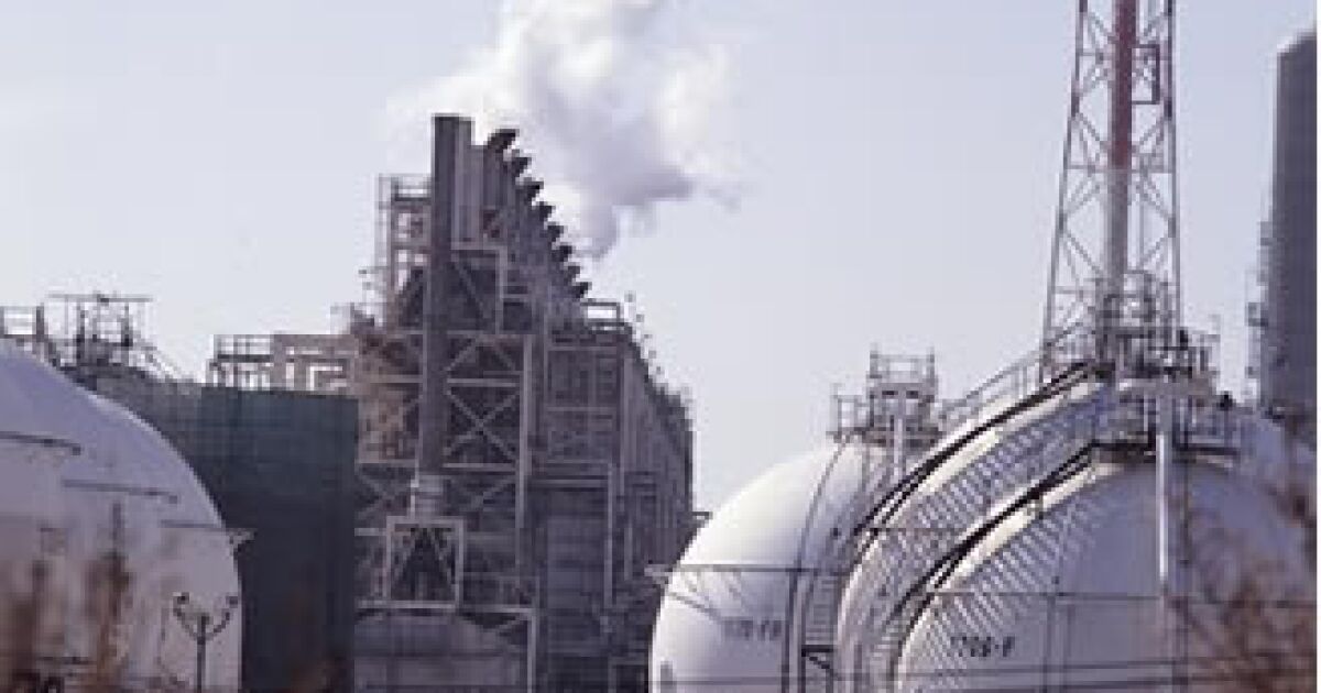 Fuga genera explosión de refinería en NL