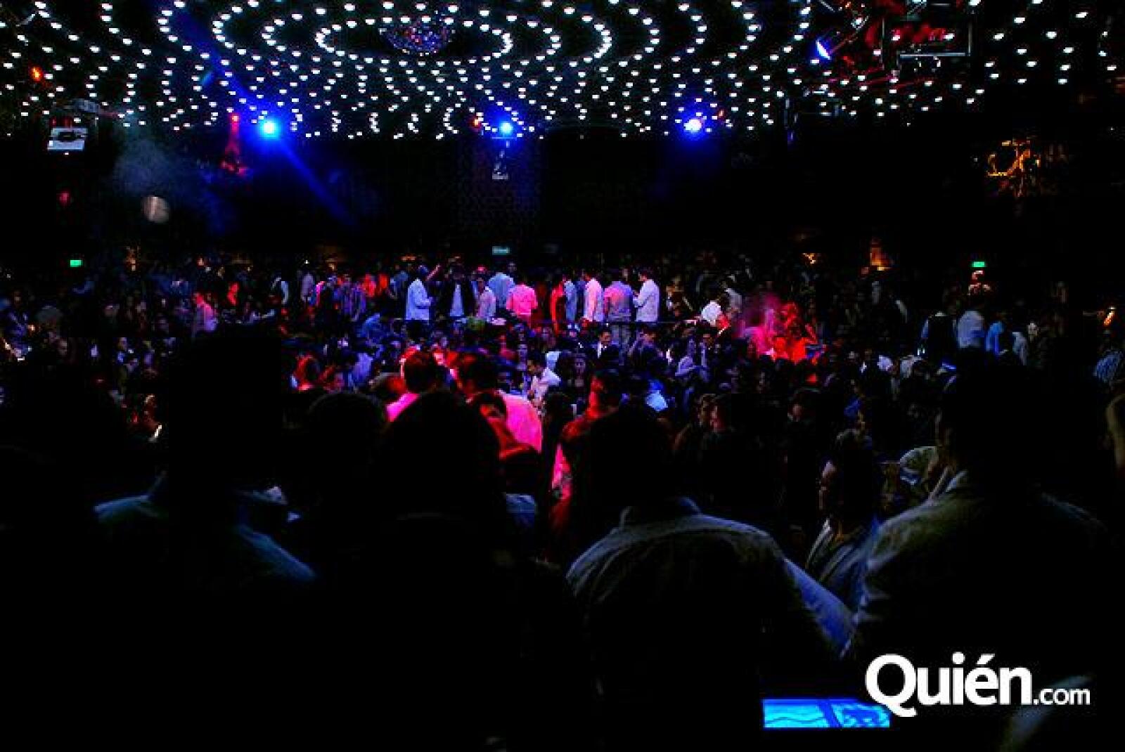 Rodrigo Cuevas de antro en Antara