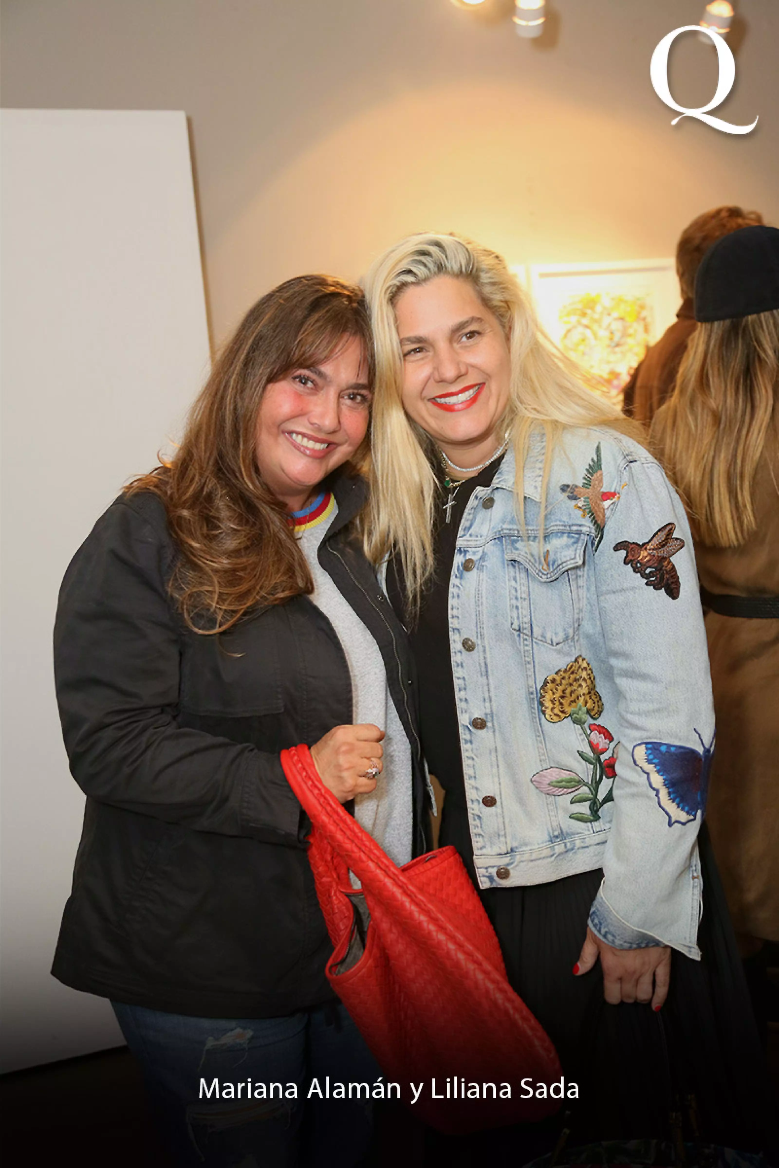 Liliana Sada en la exposición de arte de Héctor Bitar