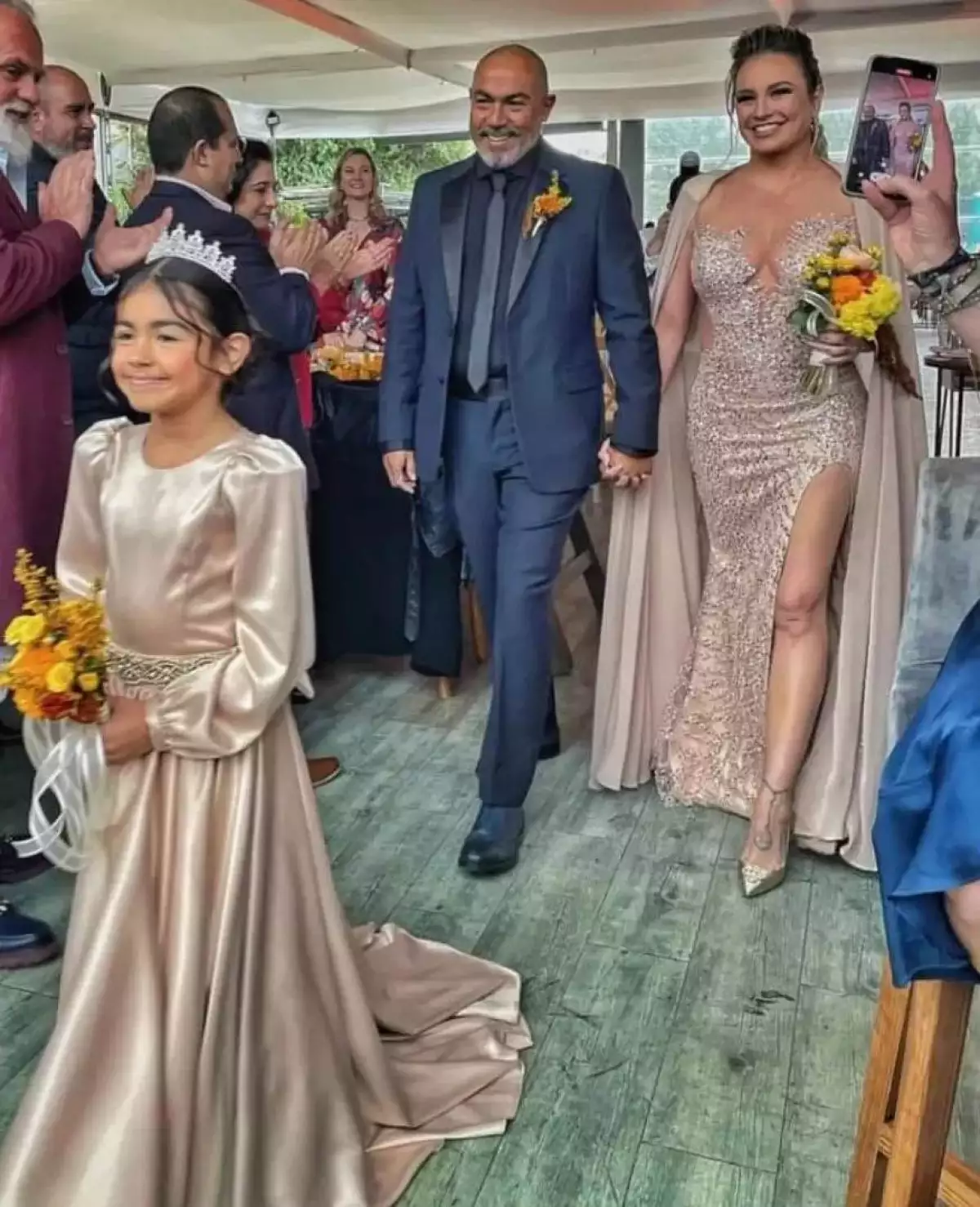 María José llora durante sus Bodas de Porcelana con su hija como testigo