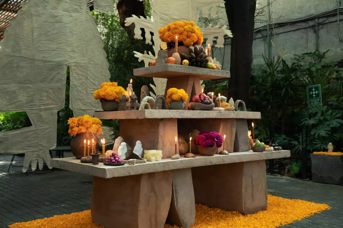 Pujol viste su terraza con una ofrenda muy mexicana