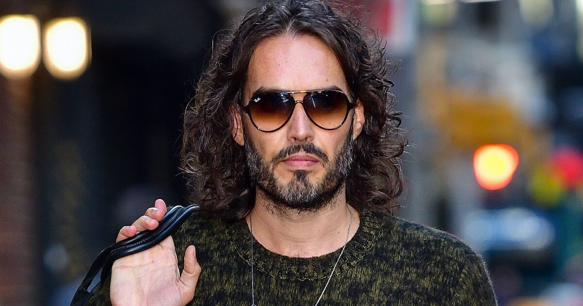 Russell Brand pide dinero a fans para defenderse de las denuncias de abuso