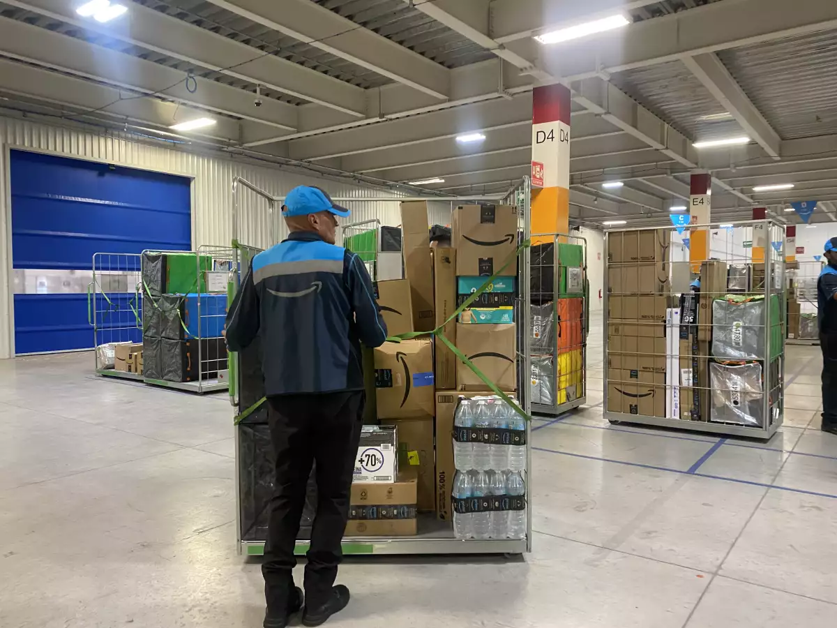 ¿Cómo llegan los paquetes de Amazon desde el almacén hasta tu casa?