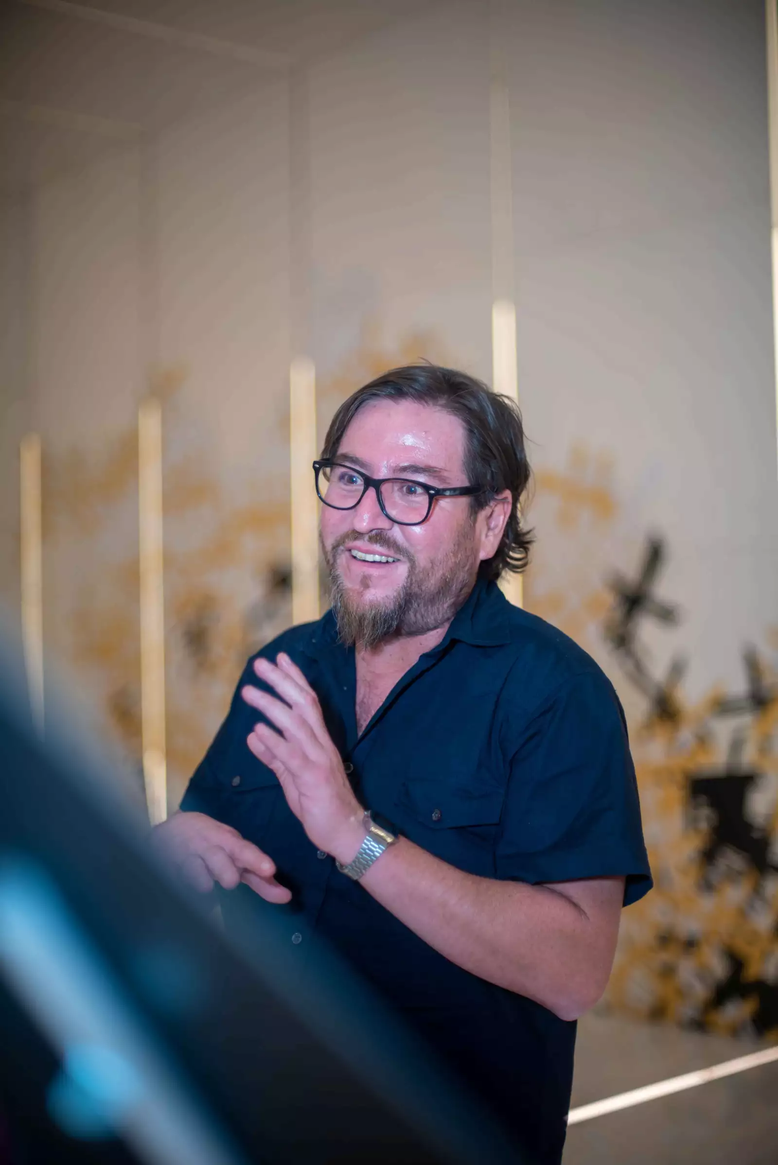 Anibal Catalán interviene el túnel de luz de Antara