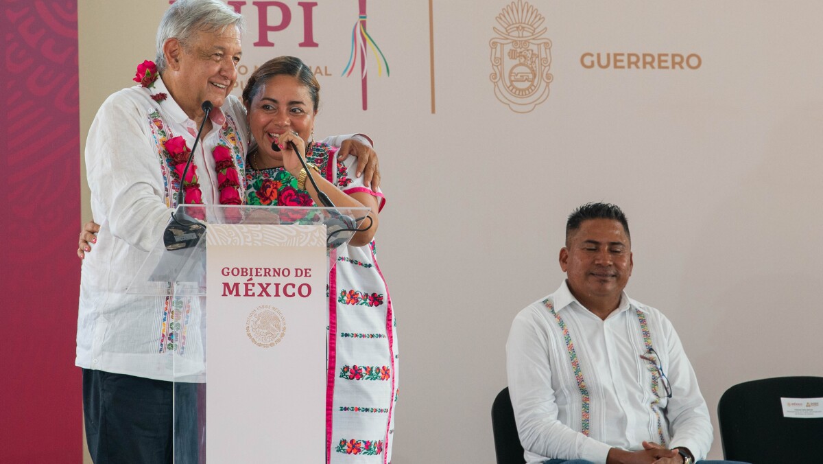 AMLO ignora la “sana distancia” y reparte besos y saludos de mano a su ...