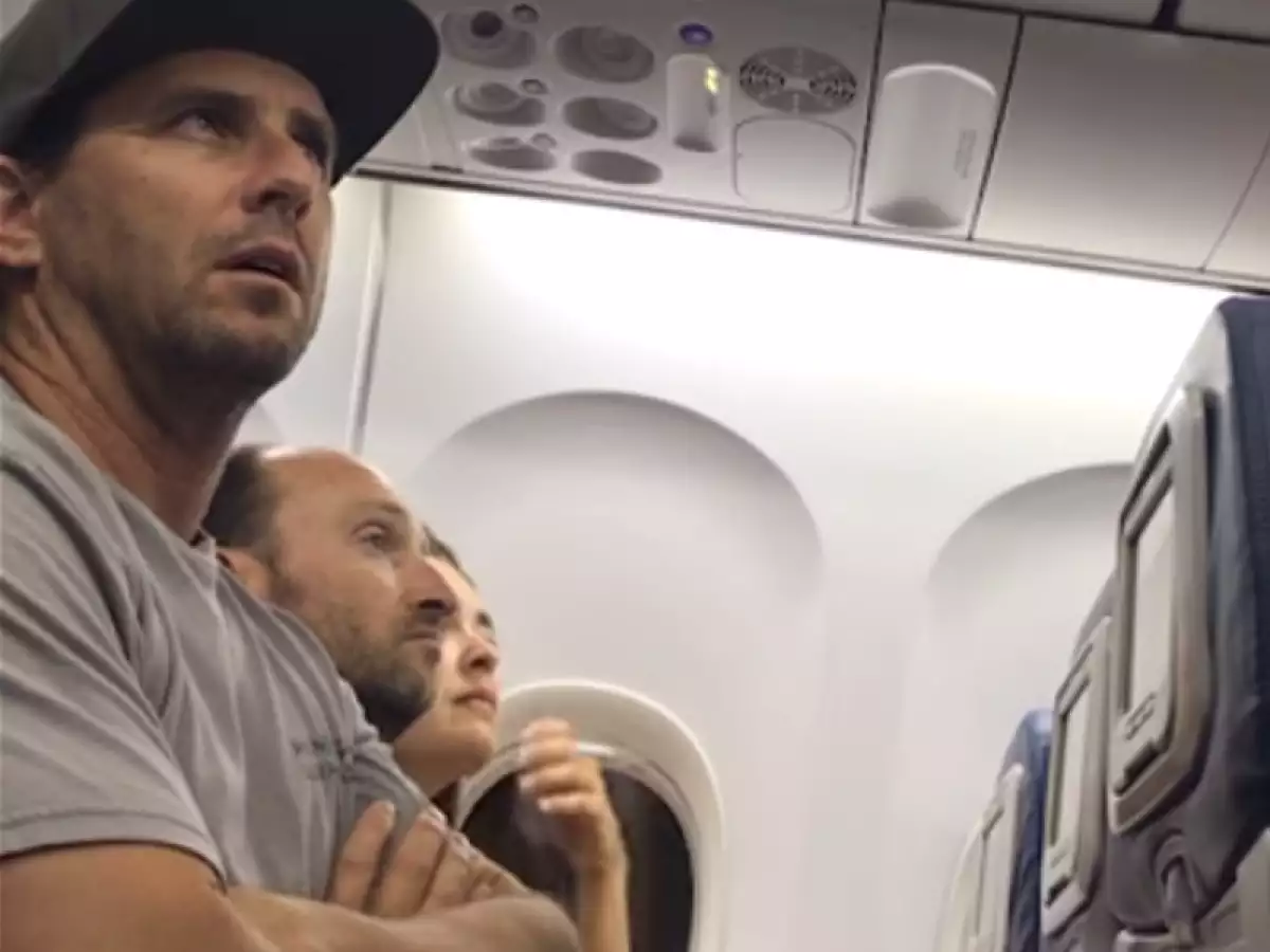 Delta enfrenta un escándalo por expulsar a familia