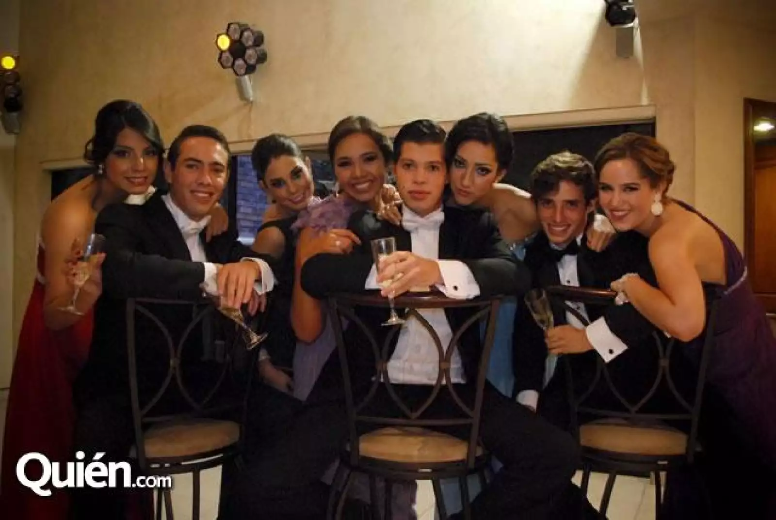 Festejo previo a su graduación de alumnos del Miralores