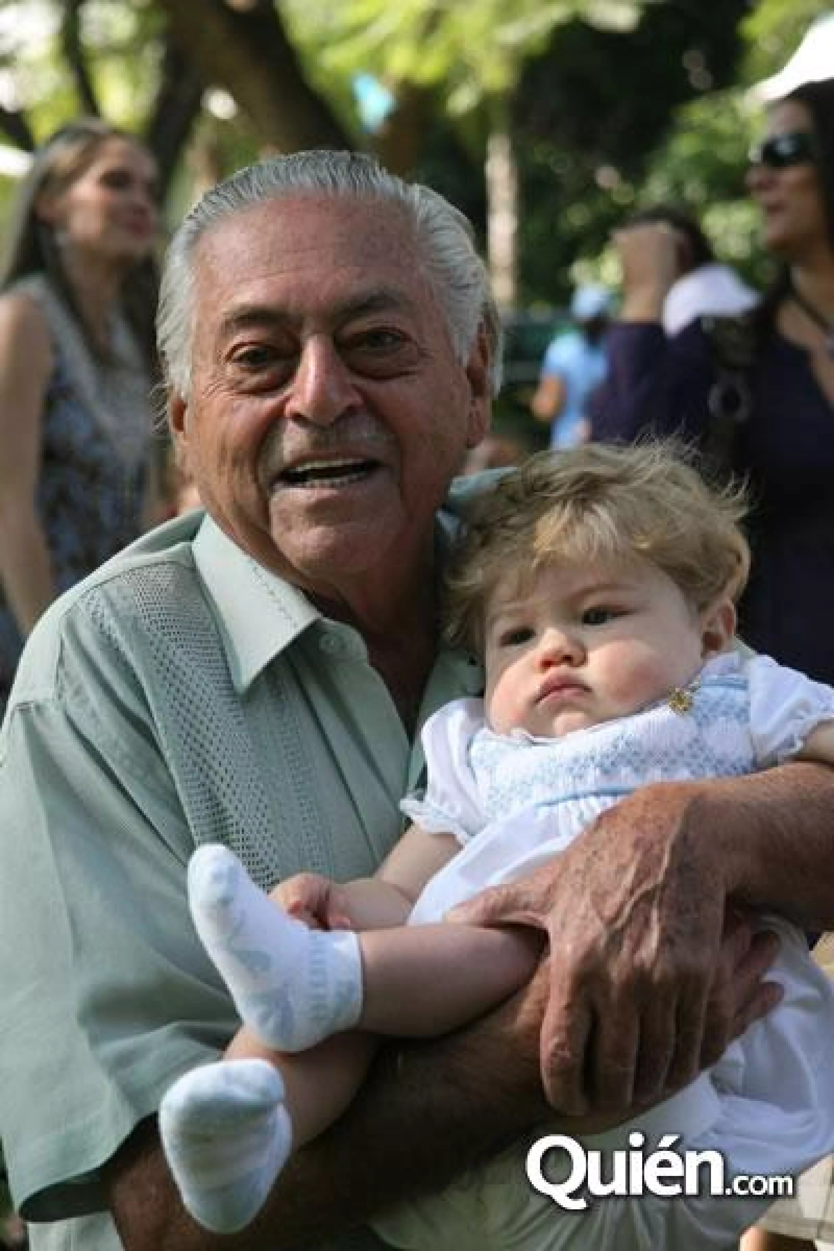 Ricardo y Alina Estrada bautizan a su hijo