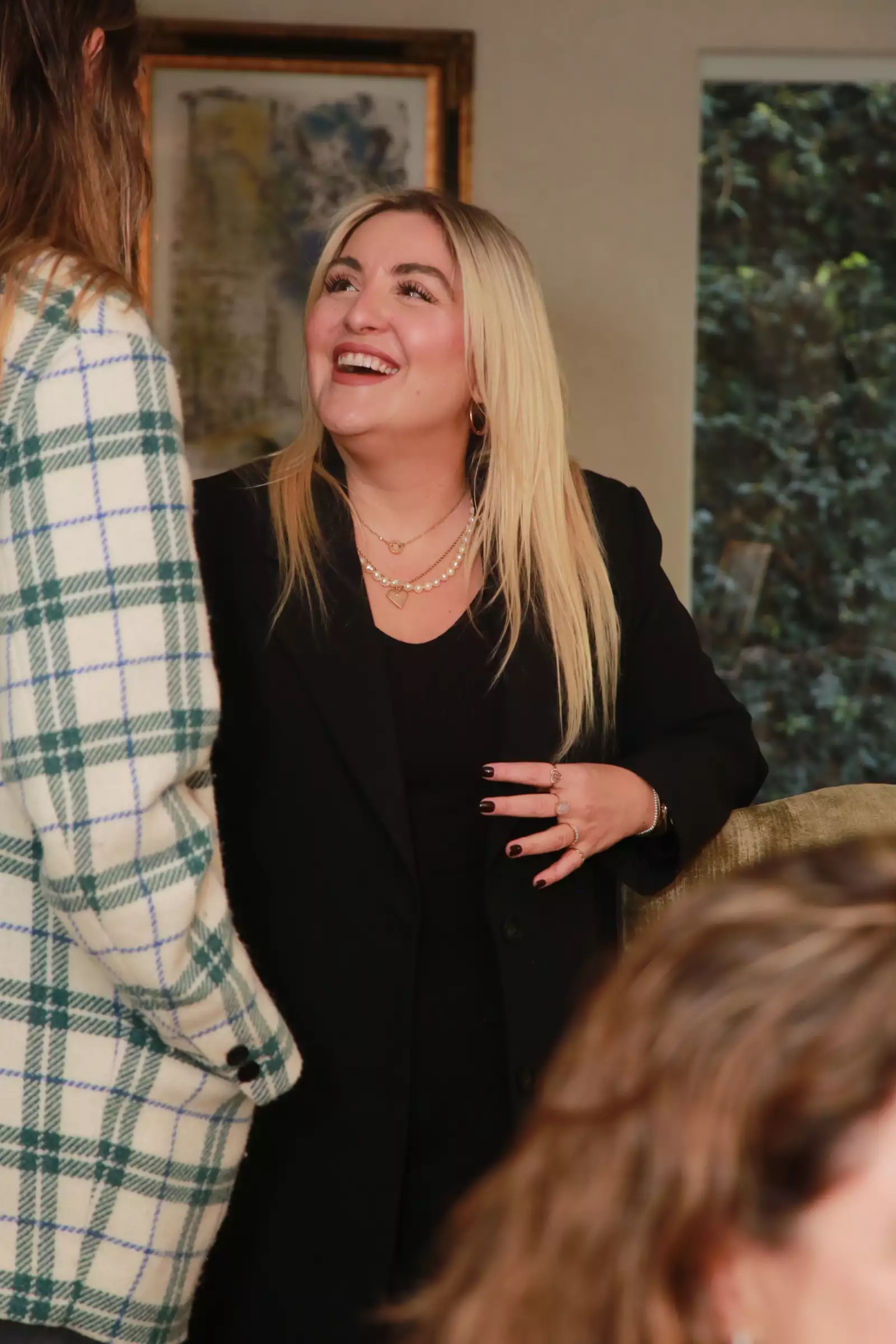 Lorena Saravia e Hidelisa Beltrán en un desayuno con Augustinus Bader