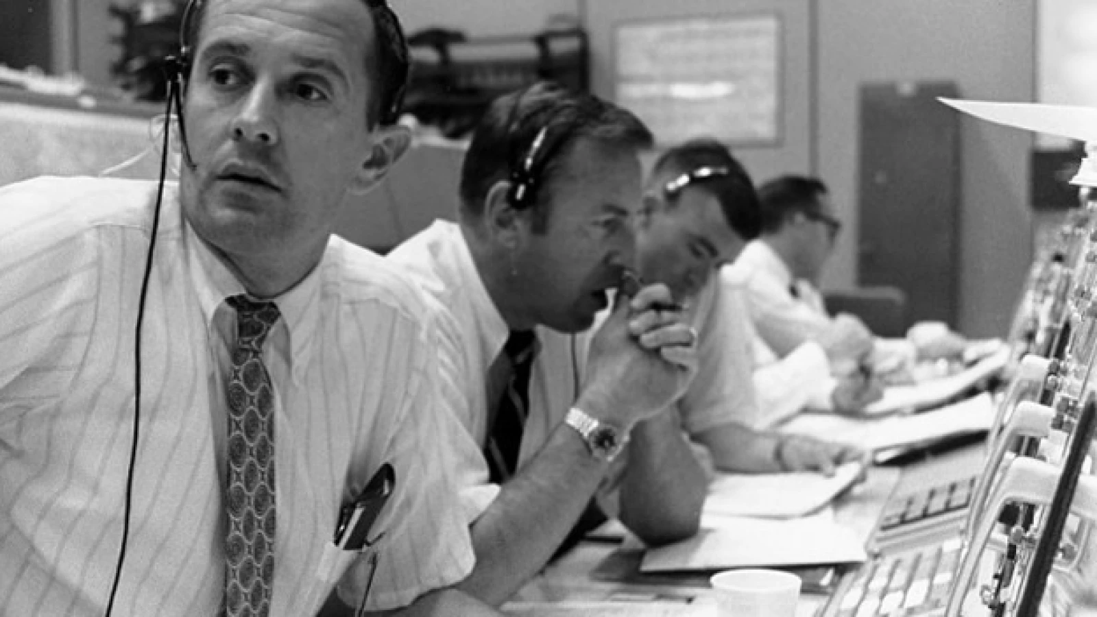 El tipo del mohawk en la sala de control de la NASA