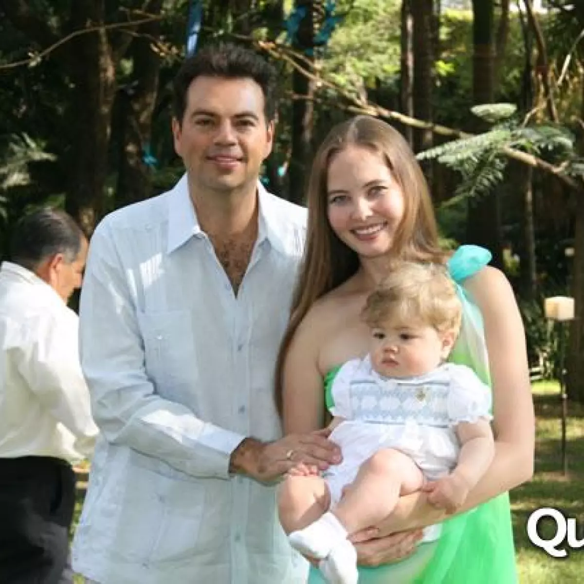 Ricardo y Alina Estrada bautizan a su hijo