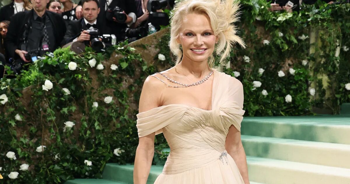 Pandora acompaña a Pamela Anderson a su primera MET Gala