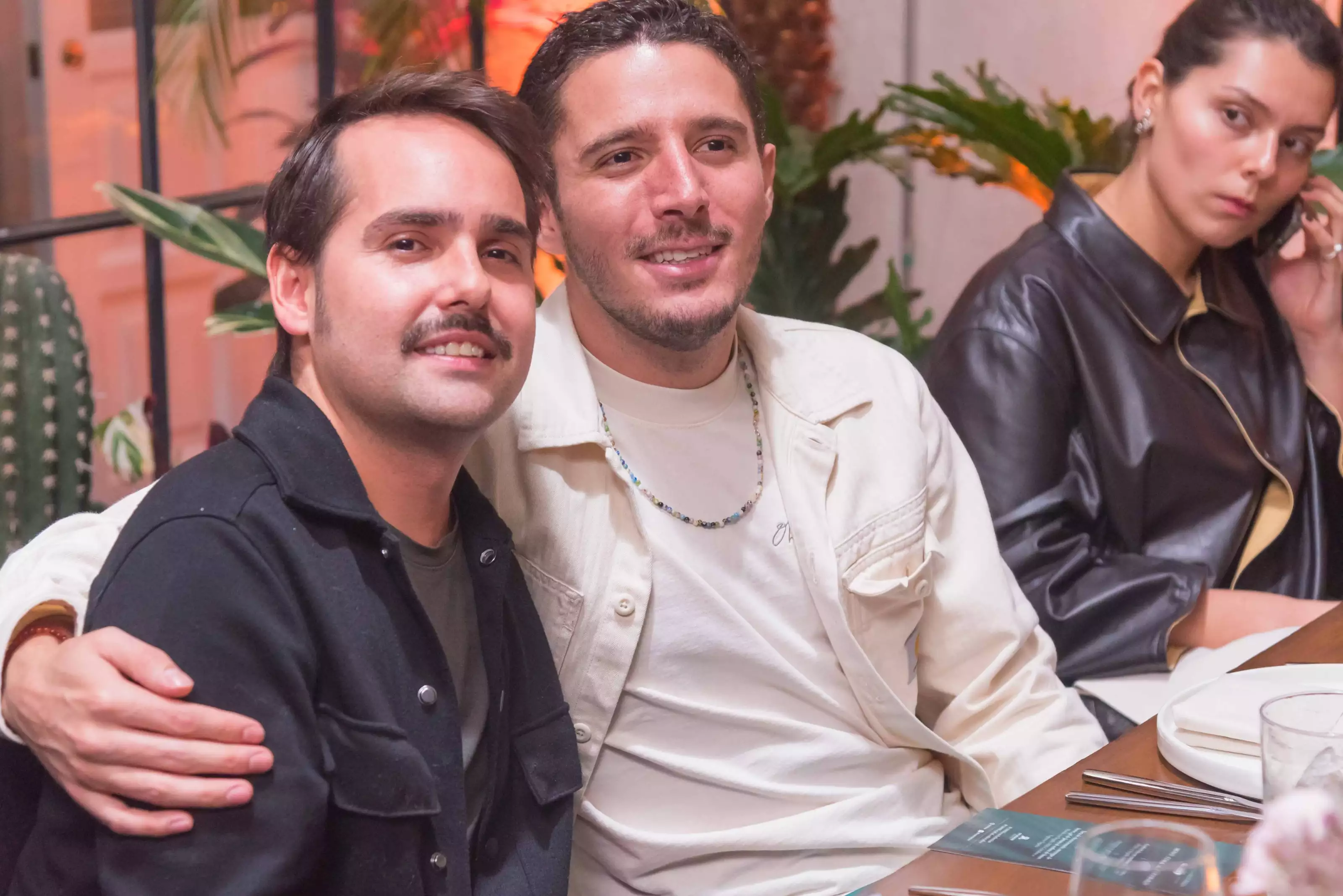 Rodrigo Ortiz Monasterio y Andrés Lebrija en una cena con Tequila 1800