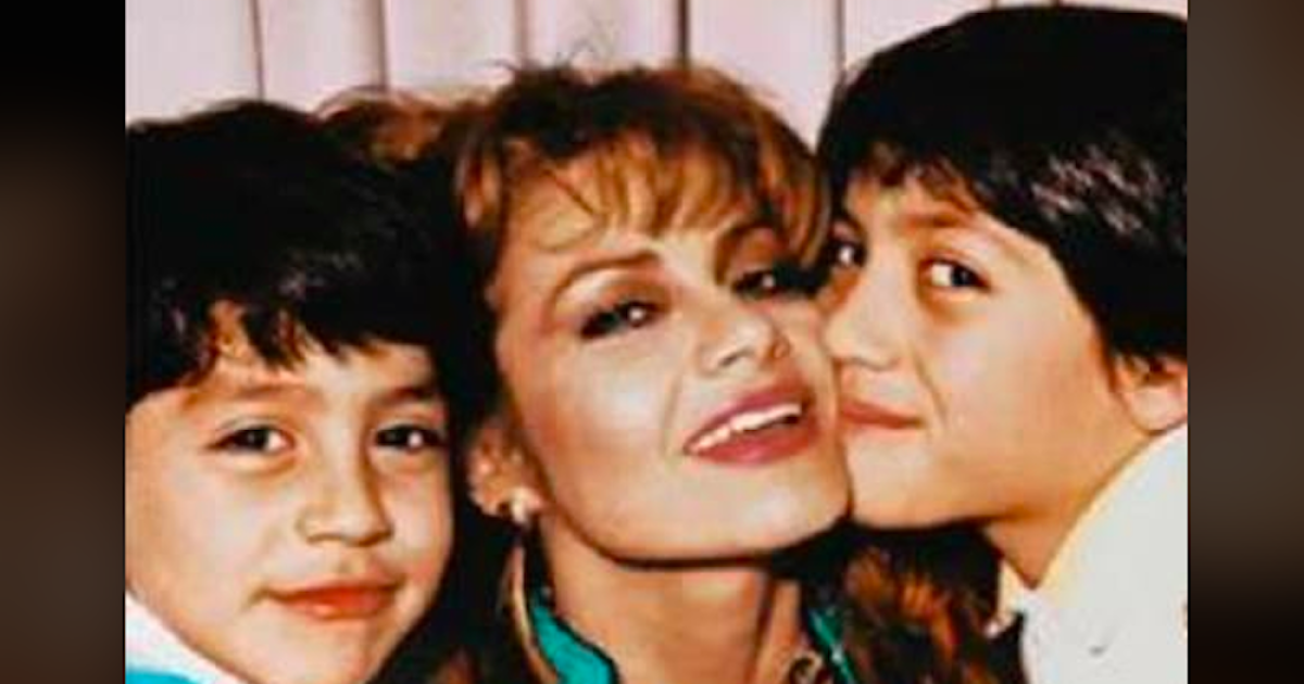 La vez que García Harfuch salió en portada de revista con su mamá ...