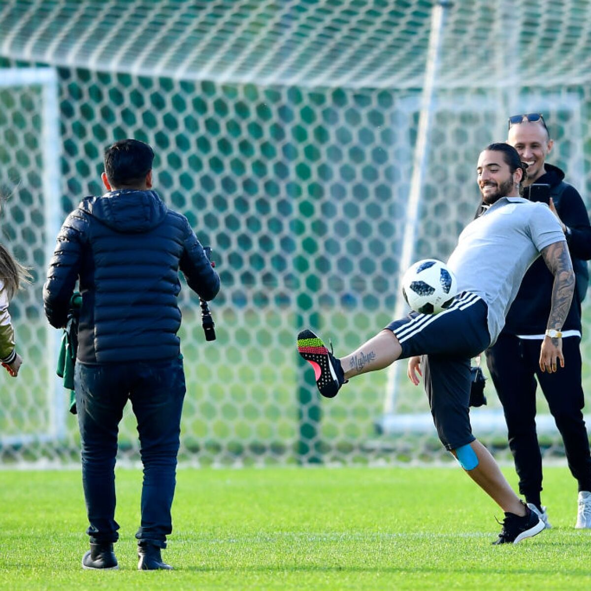 Visita de Maluma sorprende a la Selección Mexicana en Rusia
