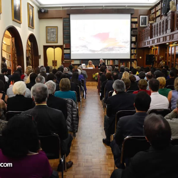 Amigas acompañan a Lilia Reyes en la presentación de su l...
