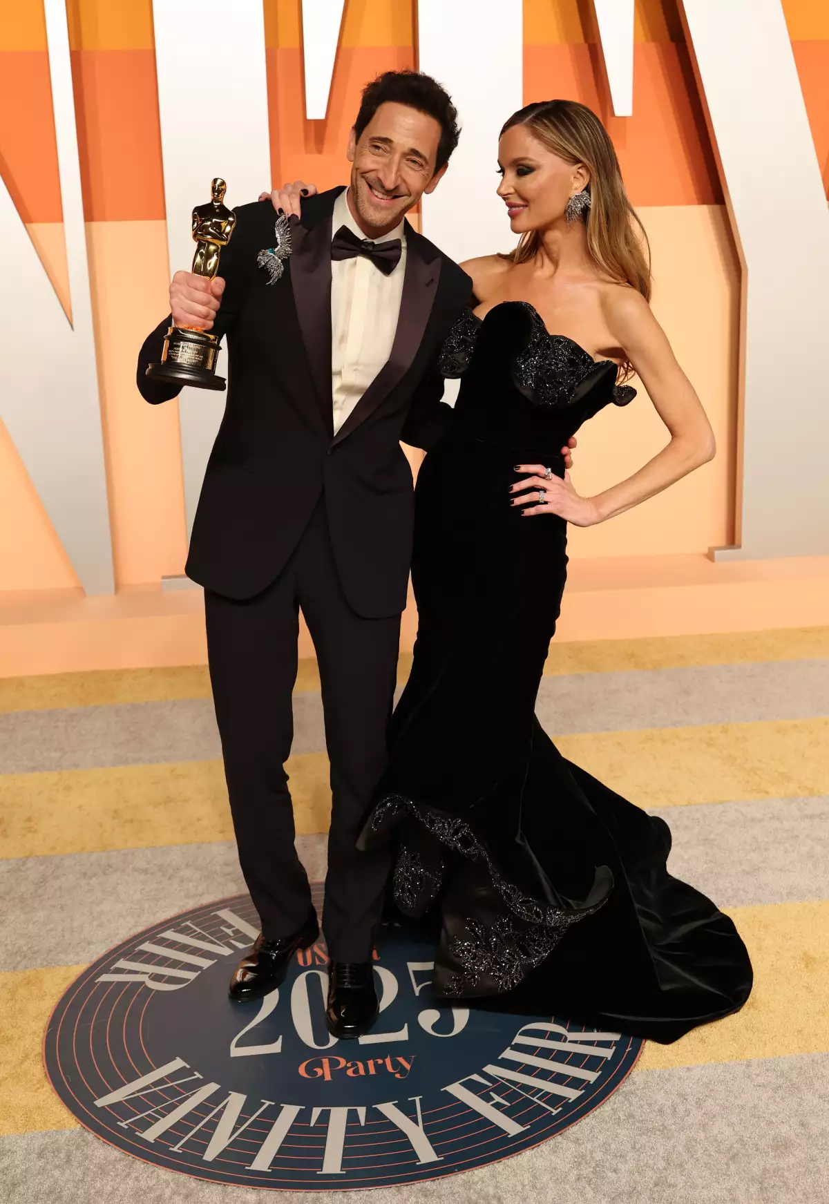 Adrien Brody se viraliza por lanzarle el chicle a su pareja en los Oscar