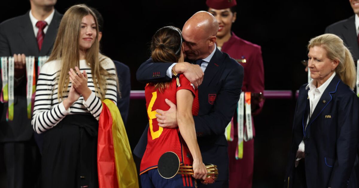 Luis Rubiales da un beso a Jenni Hermoso en la final del Mundial ...