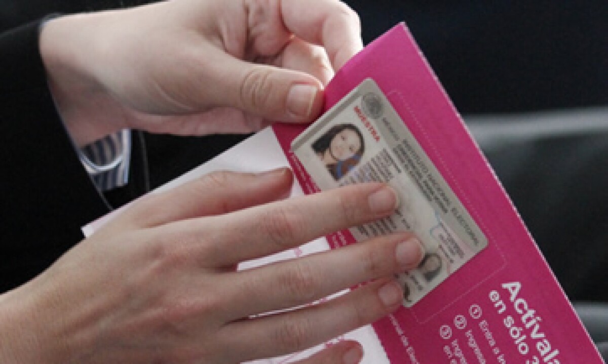 El INE ‘estrena’ credenciales para votar desde el extranjero